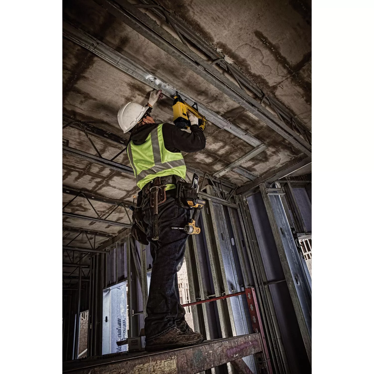 DeWALT DGN845D1 18 V Li-ion C6 TRAK-IT Kit agrafeuse à béton à gaz (1 ...